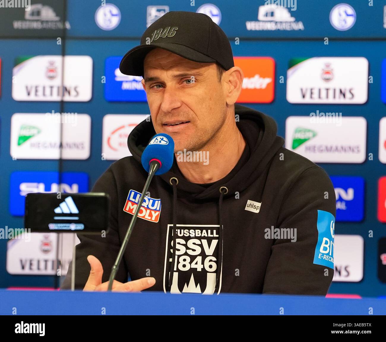 Robert Lechleiter (Cheftrainer, SSV Ulm 1846) bei der Pressekonferenz ...