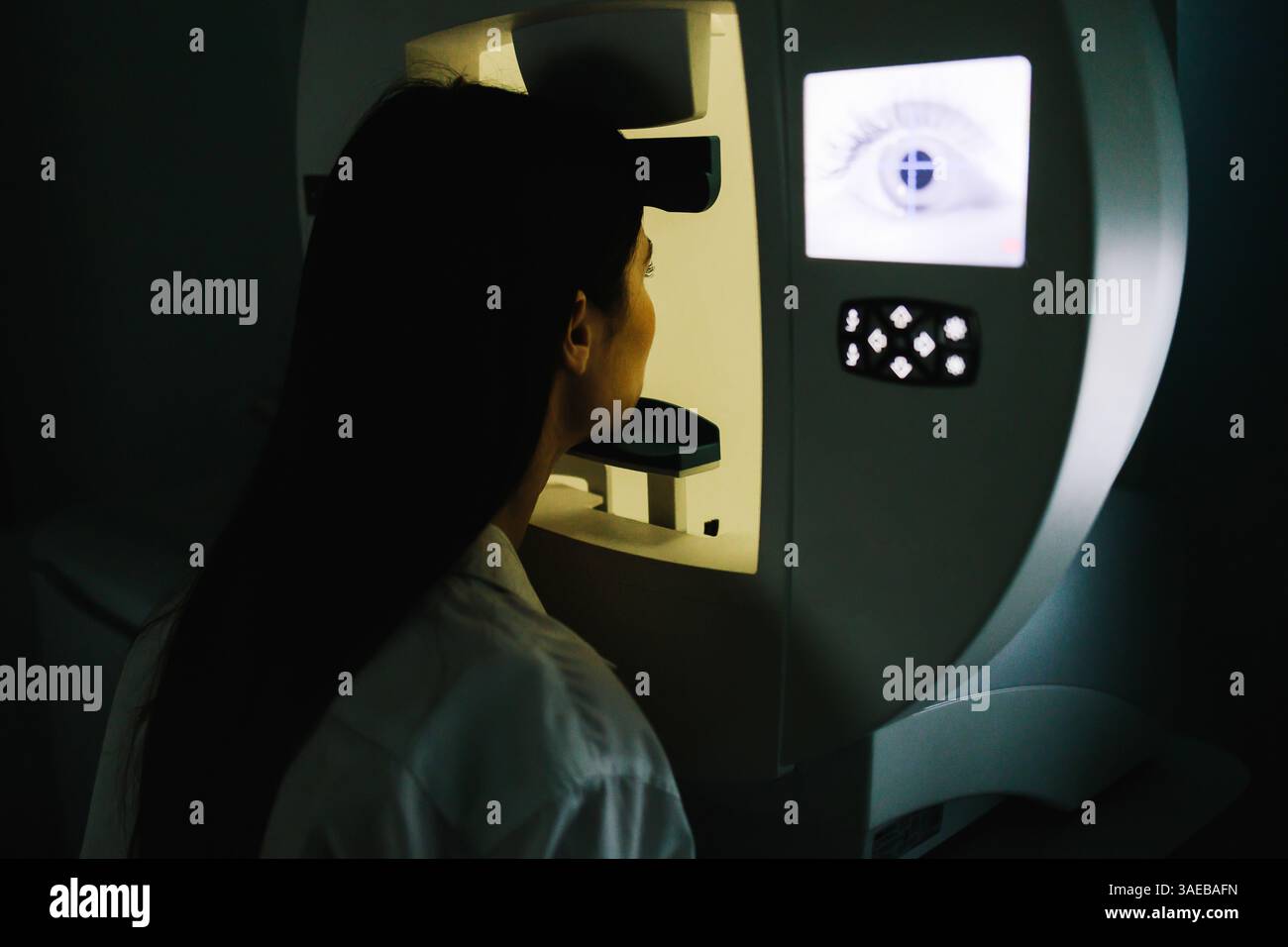 Perimetry visual field test helps detect early glaucoma by assessing ...