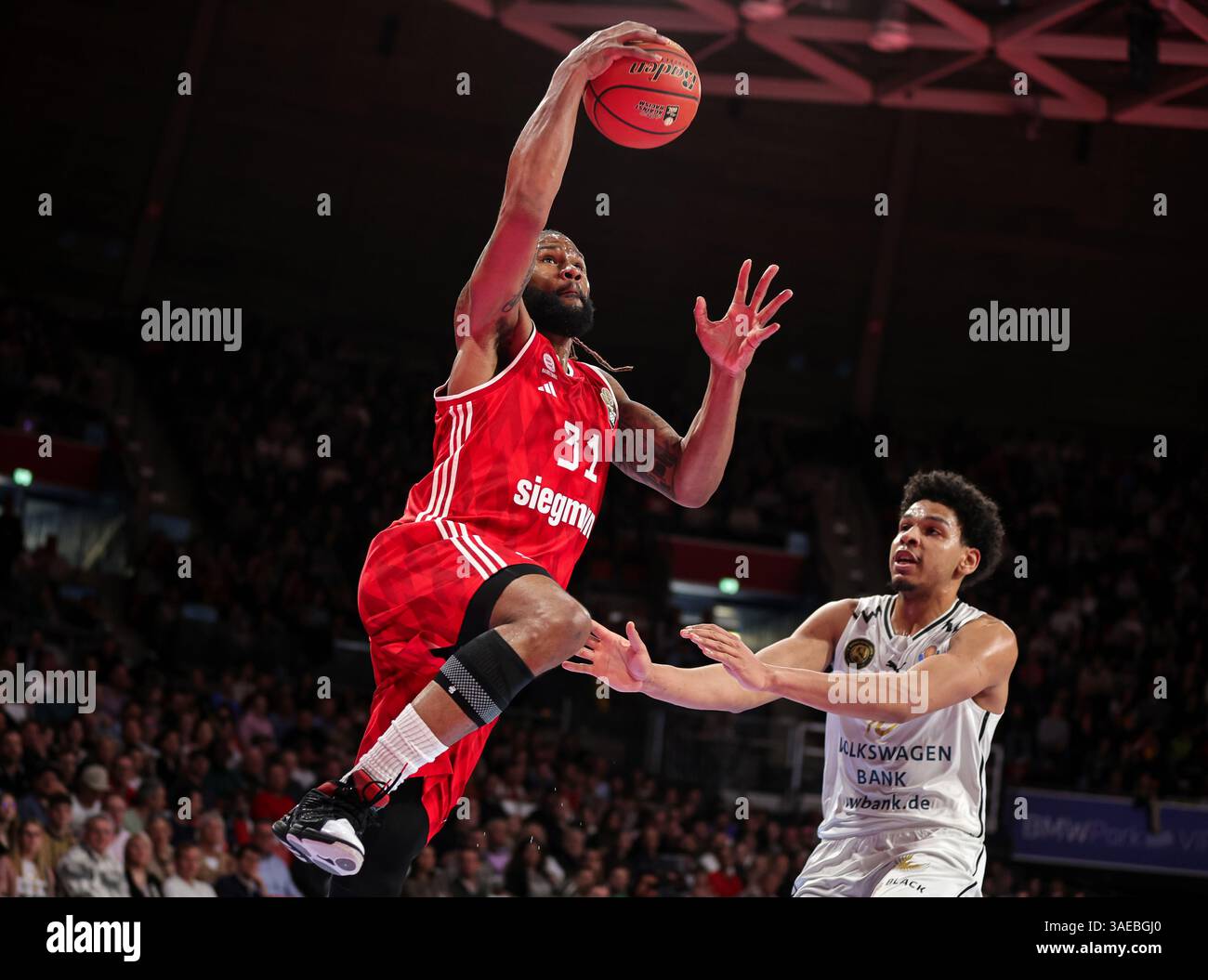 Devin Booker #31 von FC Bayern Muenchen, Sanada Fru, #10 von Lšwen ...