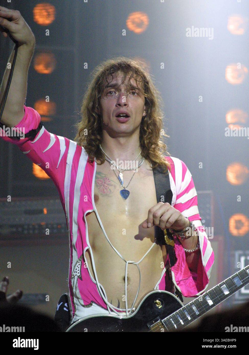 Apr 18, 2004; Los Angeles, CA, USA; Leadsinger JUSTIN HAWKINS of rock ...