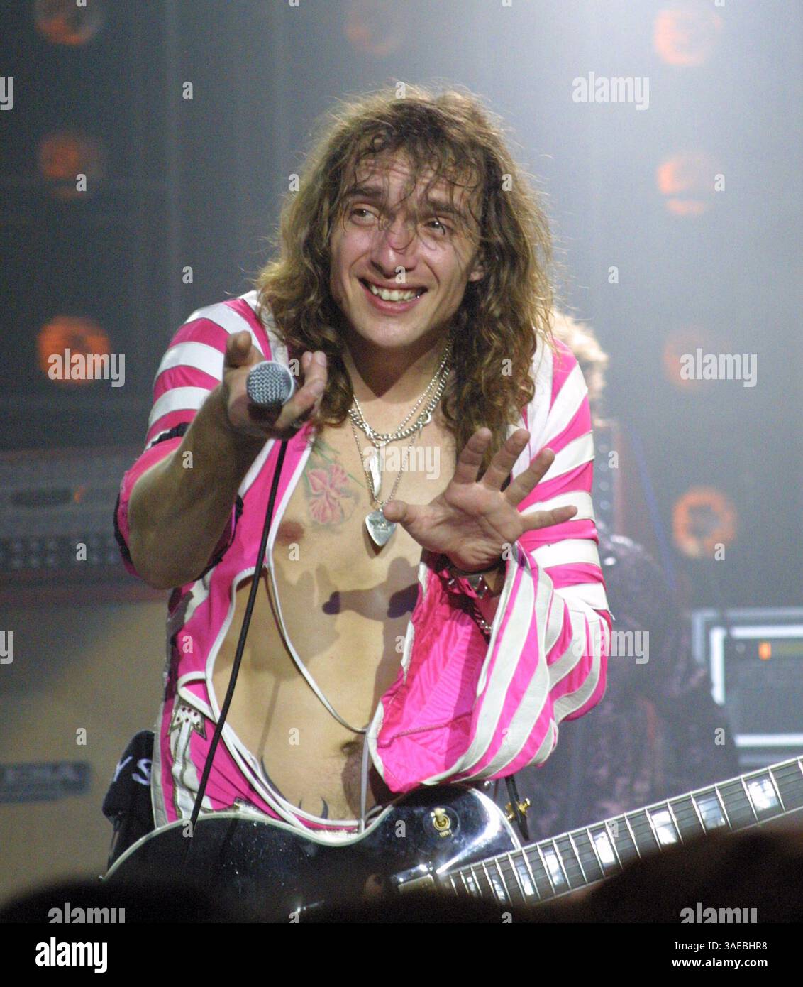 Apr 18, 2004; Los Angeles, CA, USA; Leadsinger JUSTIN HAWKINS of rock ...