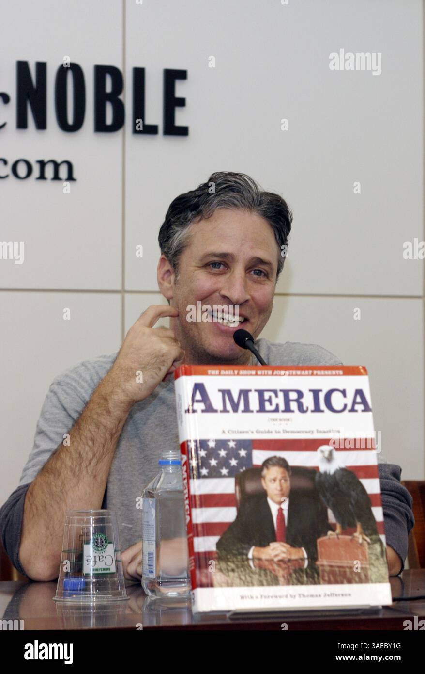 Aug 05, 2004 - New York, NY, USA - JON STEWART at barnes and noble for ...