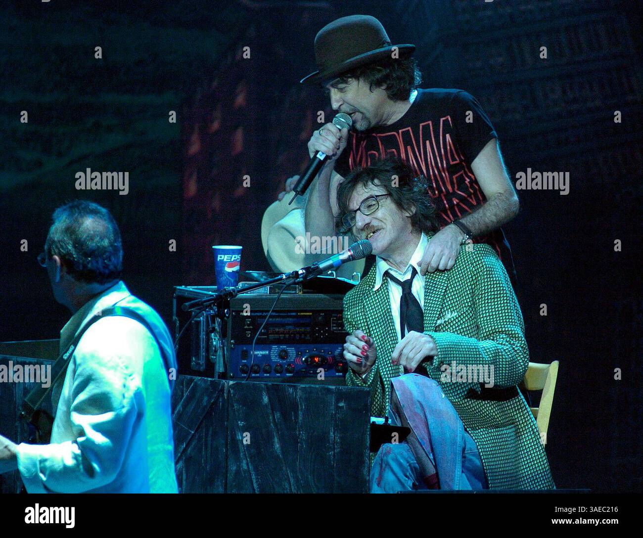 RECITAL DE JOAQUIN SABINA ,CON LA PRESENCIA DE CHARLY GARCIA, EN EL ...