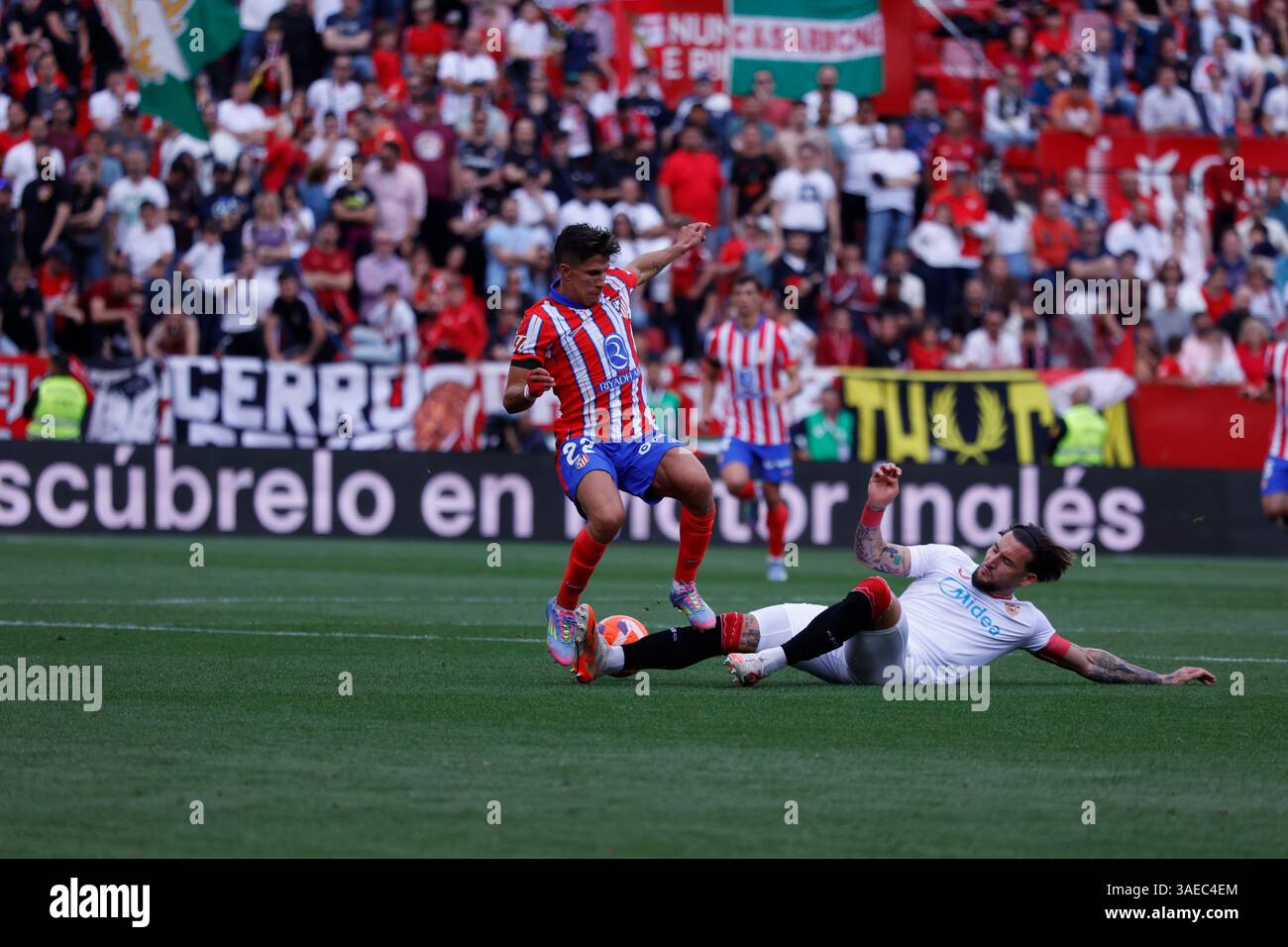 SEVILLA, ESPAÑA - 6 DE ABRIL DE 2025: Gudelj del Sevilla FC disputa un ...