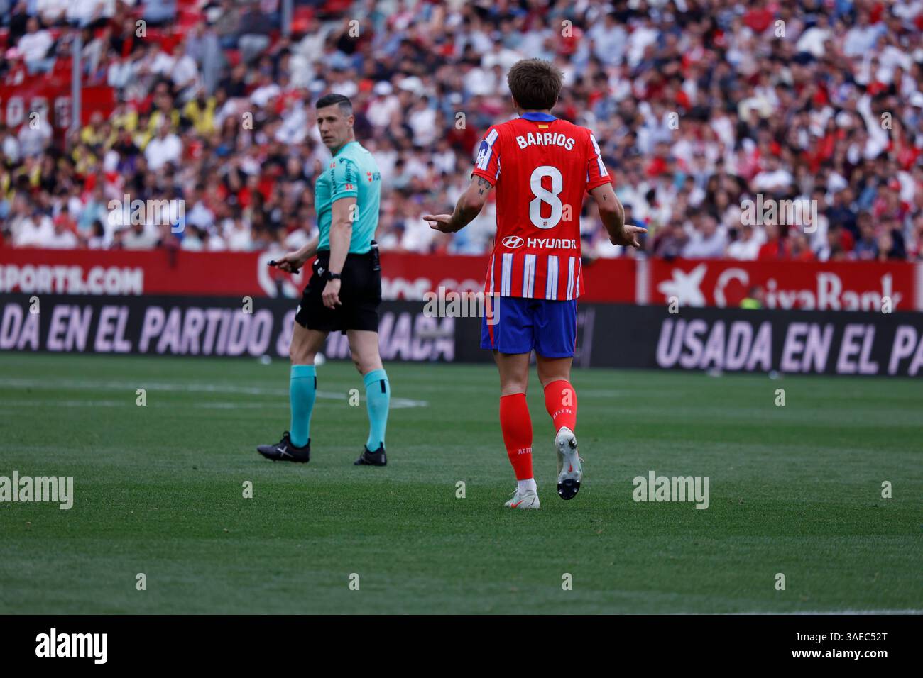 SEVILLA, ESPAÑA - 6 DE ABRIL DE 2025: Pablo Barrios del Atlético de Madrid habla con el árbitro ...