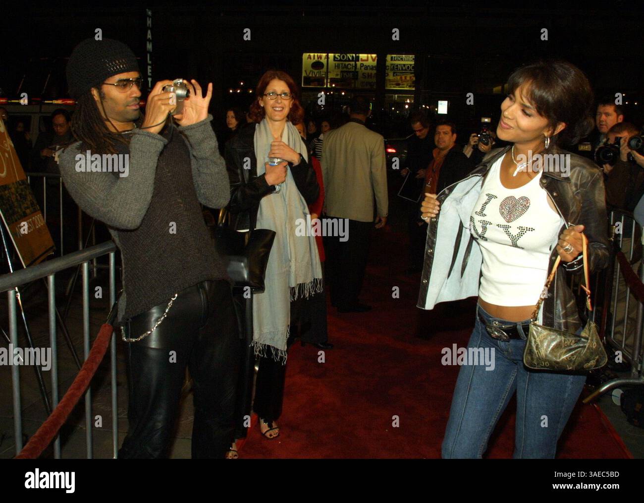 Nov. 11, 2001; Los Angeles, CA, USA; Actress HALLE BERRY & husband ...
