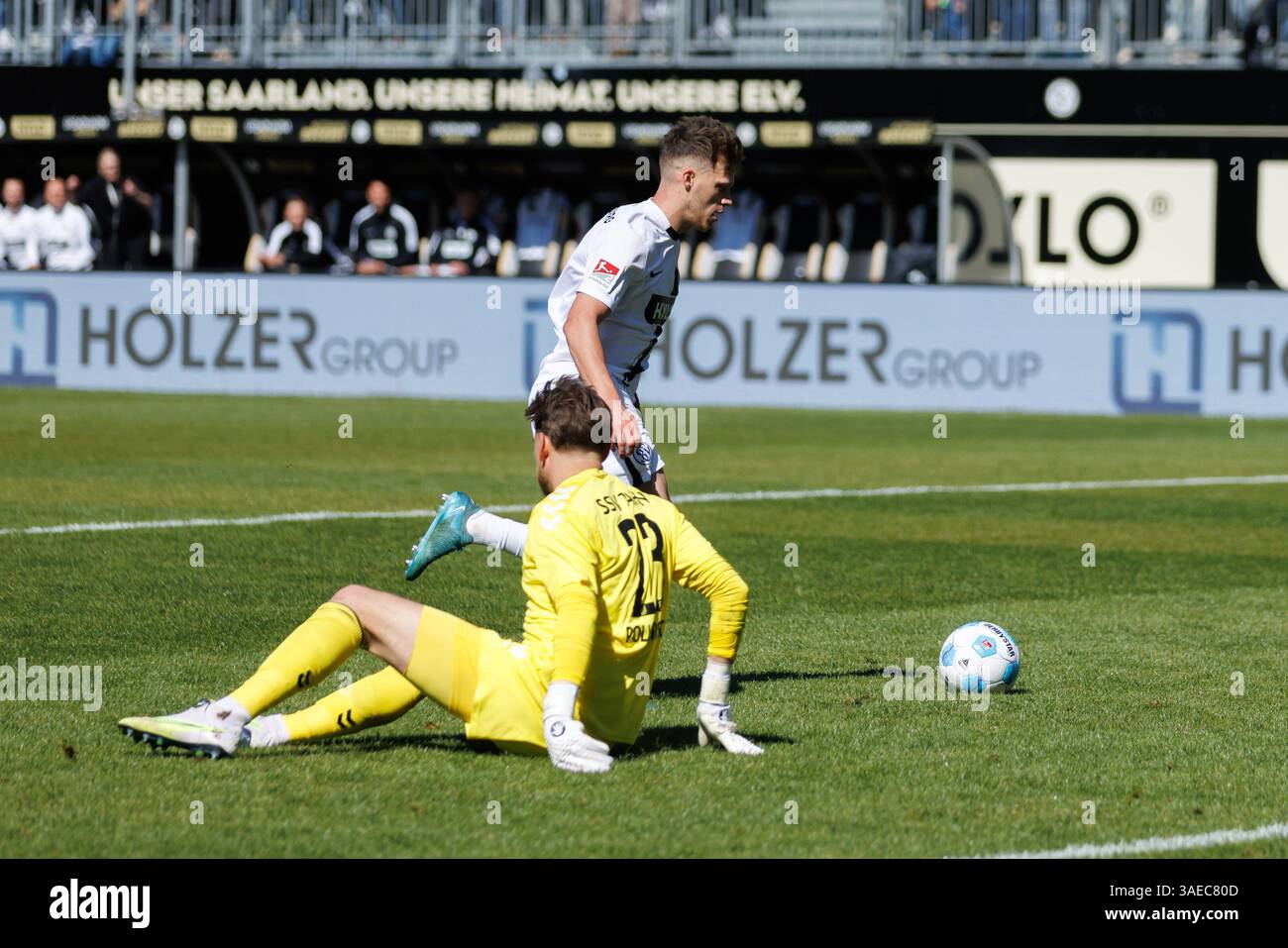 Robin Fellhauer (SV 07 Elversberg) umspielt Julian Pollersbeck (SSV ...