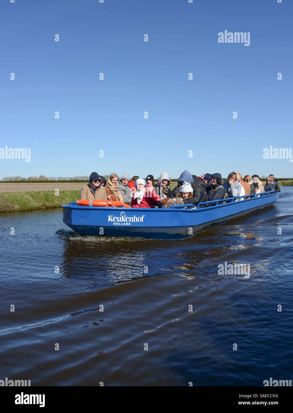 Lisse, Netherlands. 6th Apr, 2025. Thousands of visitors flock to see ...