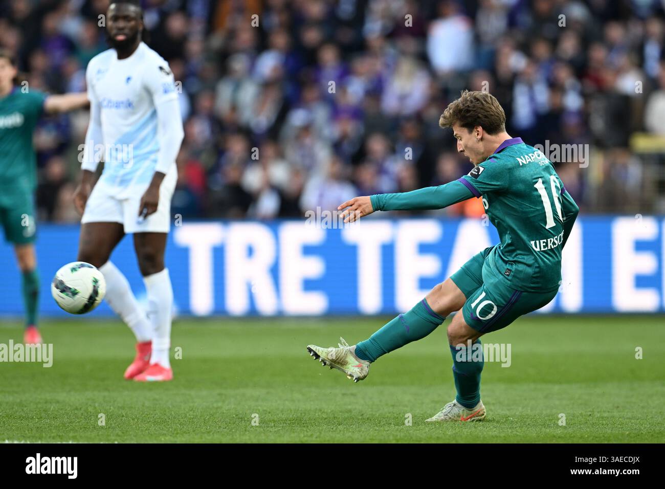 Anderlecht, Belgium. 06th Apr, 2025. Yari Verschaeren (10) of ...