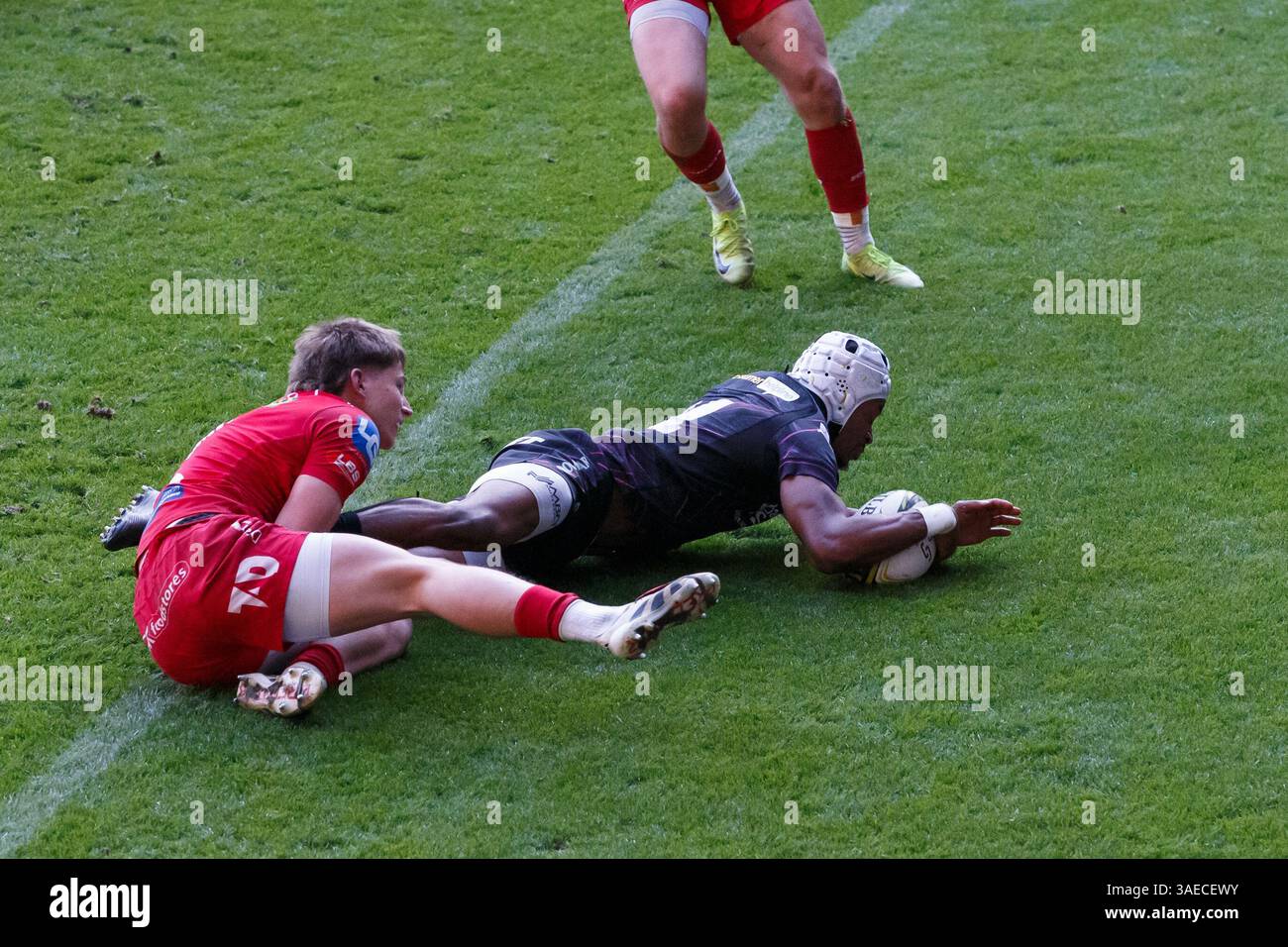 Swansea, UK. 6 April, 2025. Daniel Kasende of Ospreys scores a try ...