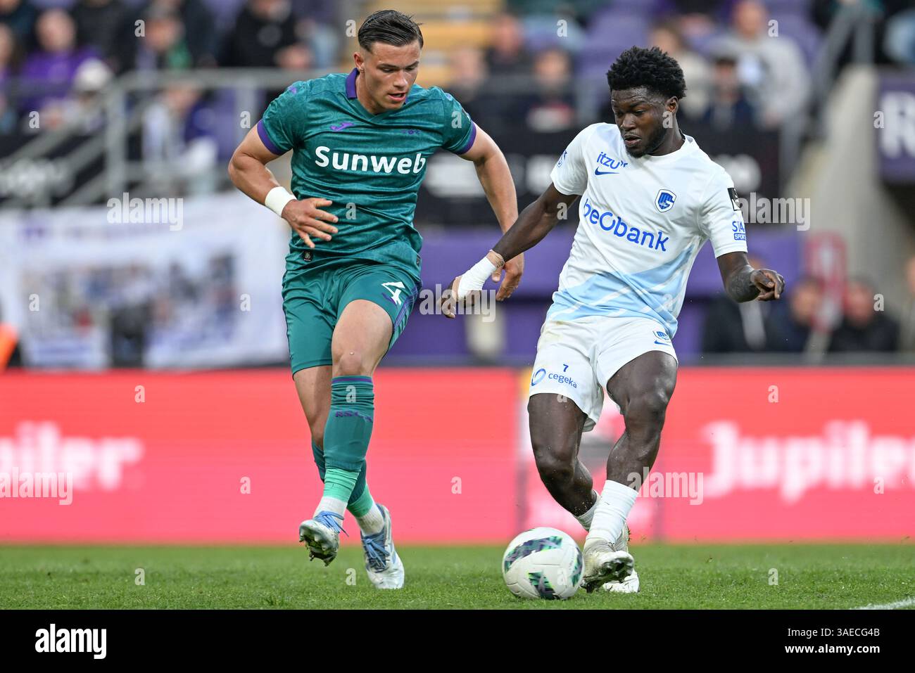 Anderlecht, Belgium. 06th Apr, 2025. Jan-Carlo Simic (4) of Anderlecht defending on Christopher ...