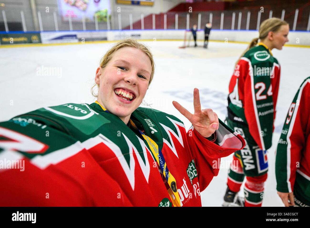 250406 Frölundas målvakt Maja Helge jublar efter damjuniorernas SM-Final i ishockey mellan ...