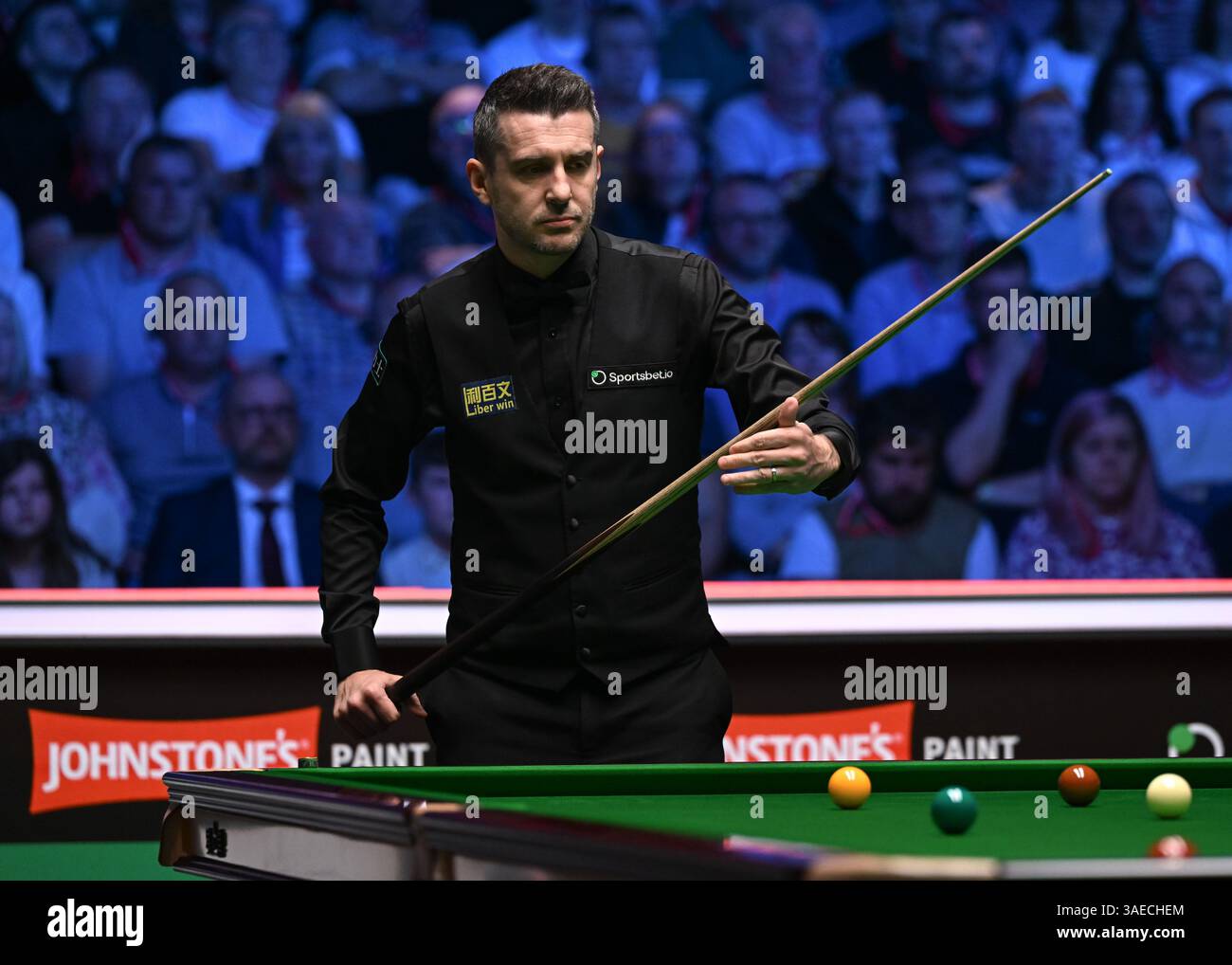 Manchester, UK. 6th Apr, 2025. Mark Selby looks over the table during the John Higgins vs Mark ...