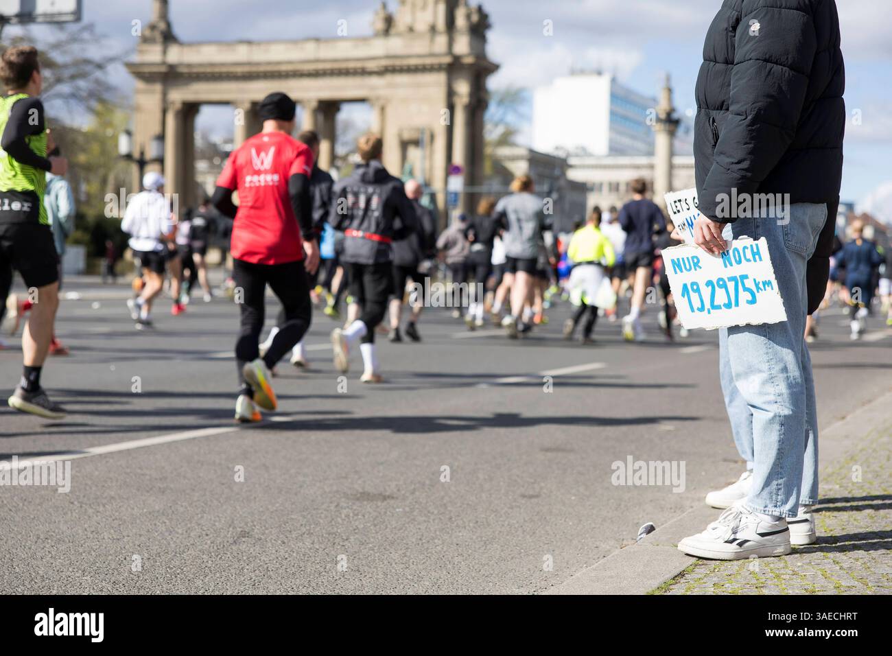 Halbmarathon, Sportveranstaltung in Berlin, 05.04.2025 Eine Person hält ...