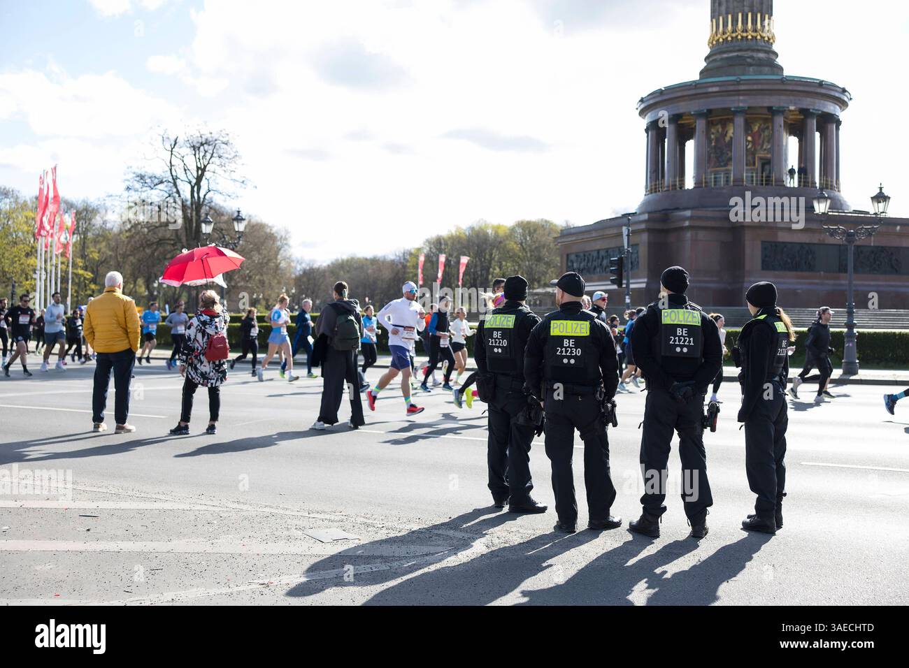 Halbmarathon, Sportveranstaltung in Berlin, 05.04.2025 Polizisten an ...