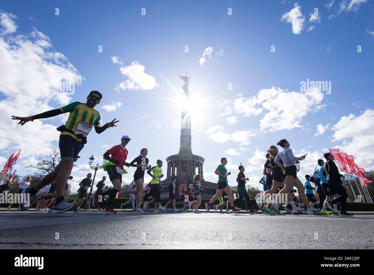 Halbmarathon, Sportveranstaltung in Berlin, 05.04.2025 Läufer umrunden ...