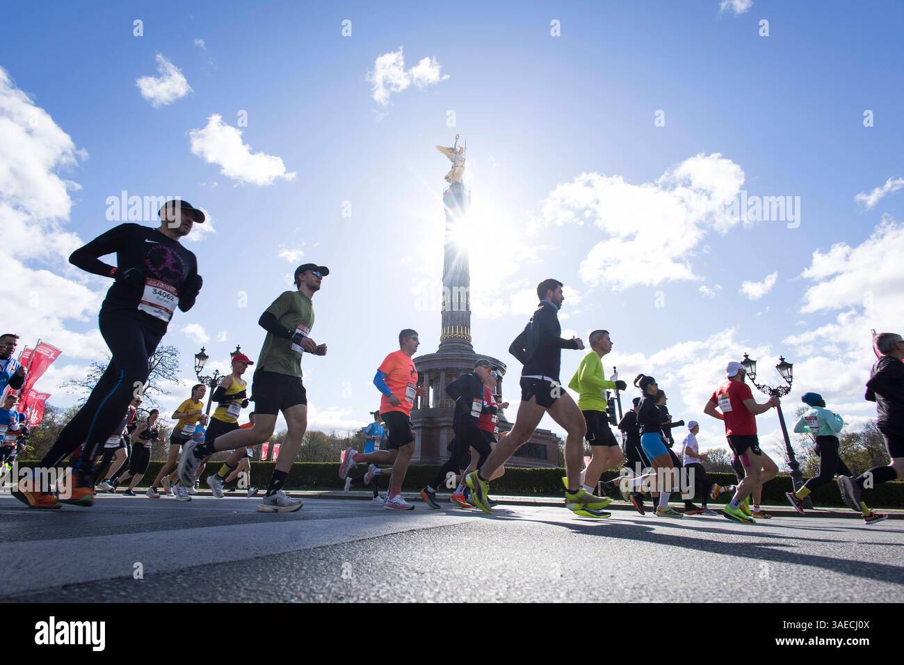 Halbmarathon, Sportveranstaltung in Berlin, 05.04.2025 Läufer umrunden ...
