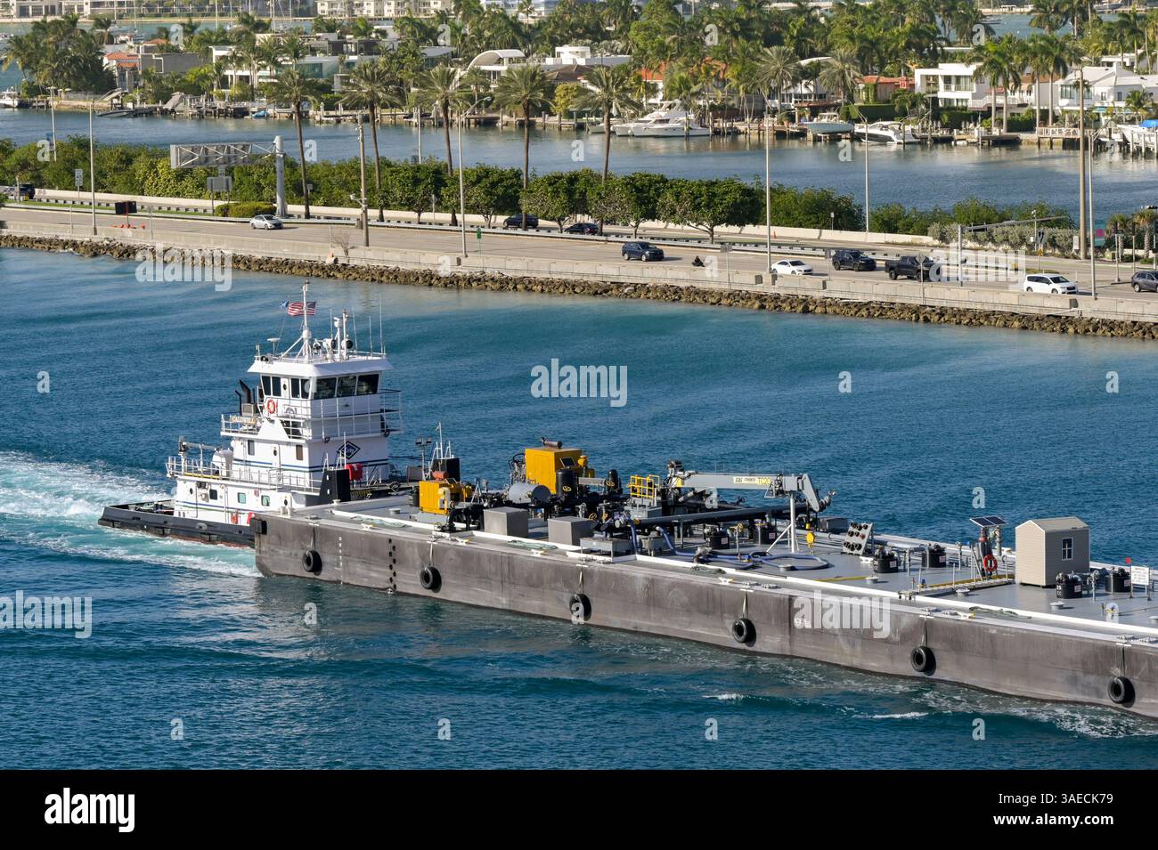 Miami, Florida, USA - 4 January 2025: Tug boat pushing a heavy ...