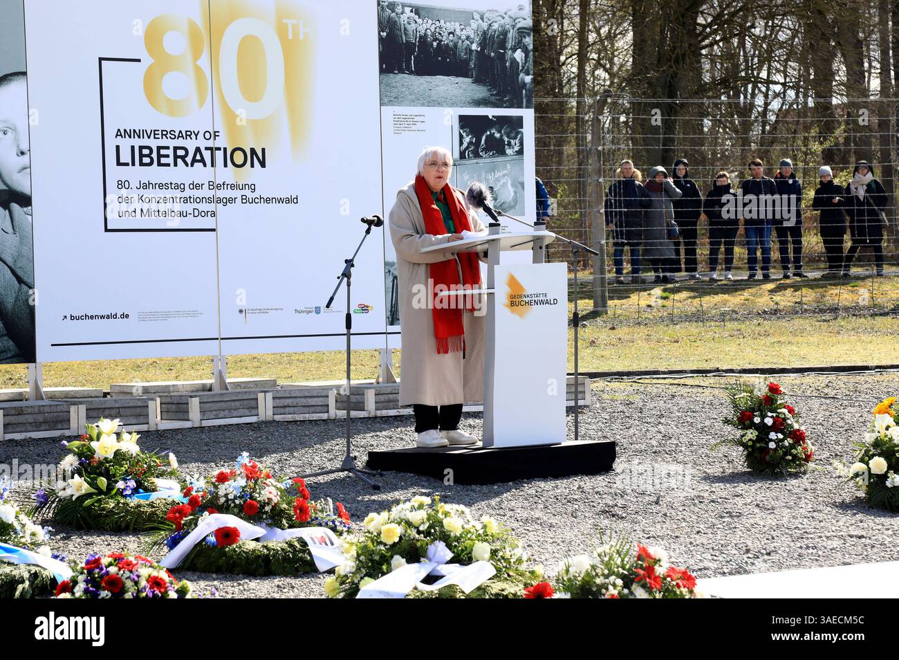 Claudia Roth bei der Kranzniederlegung zum 80. Jahrestag der Befreiung ...