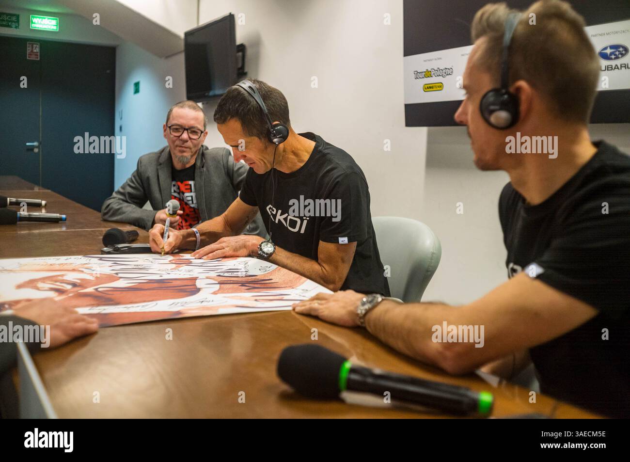 As an Expo tradition, Julien Absalon signs a poster signed by all ...