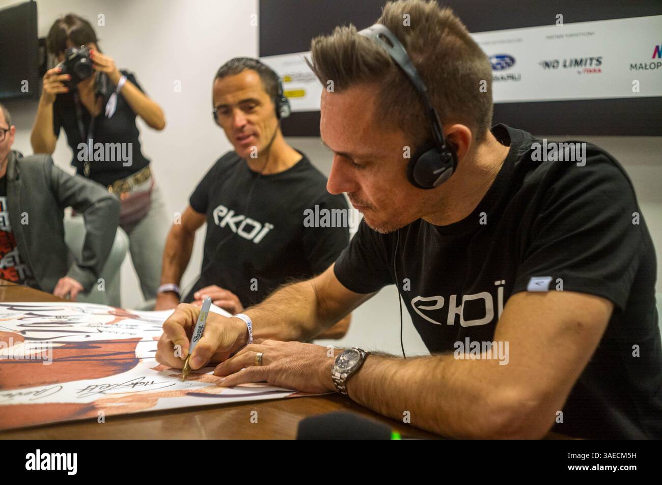 As an Expo tradition, Philippe Gilbert signs a poster signed by all ...