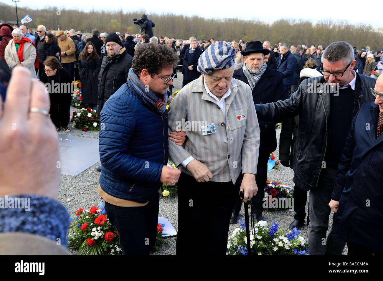Alojzy Maciak aus Warschau, Überlebender des KZ Buchenwald, bei der Kranzniederlegung zum 80 ...