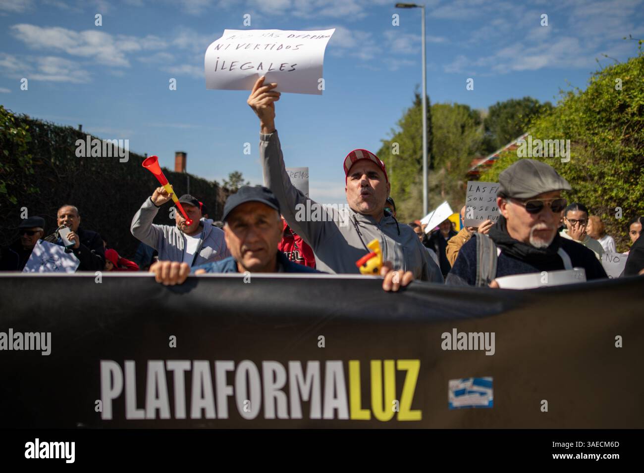 Madrid, Spain. 06th Apr, 2025. A man carrying a banner among several ...
