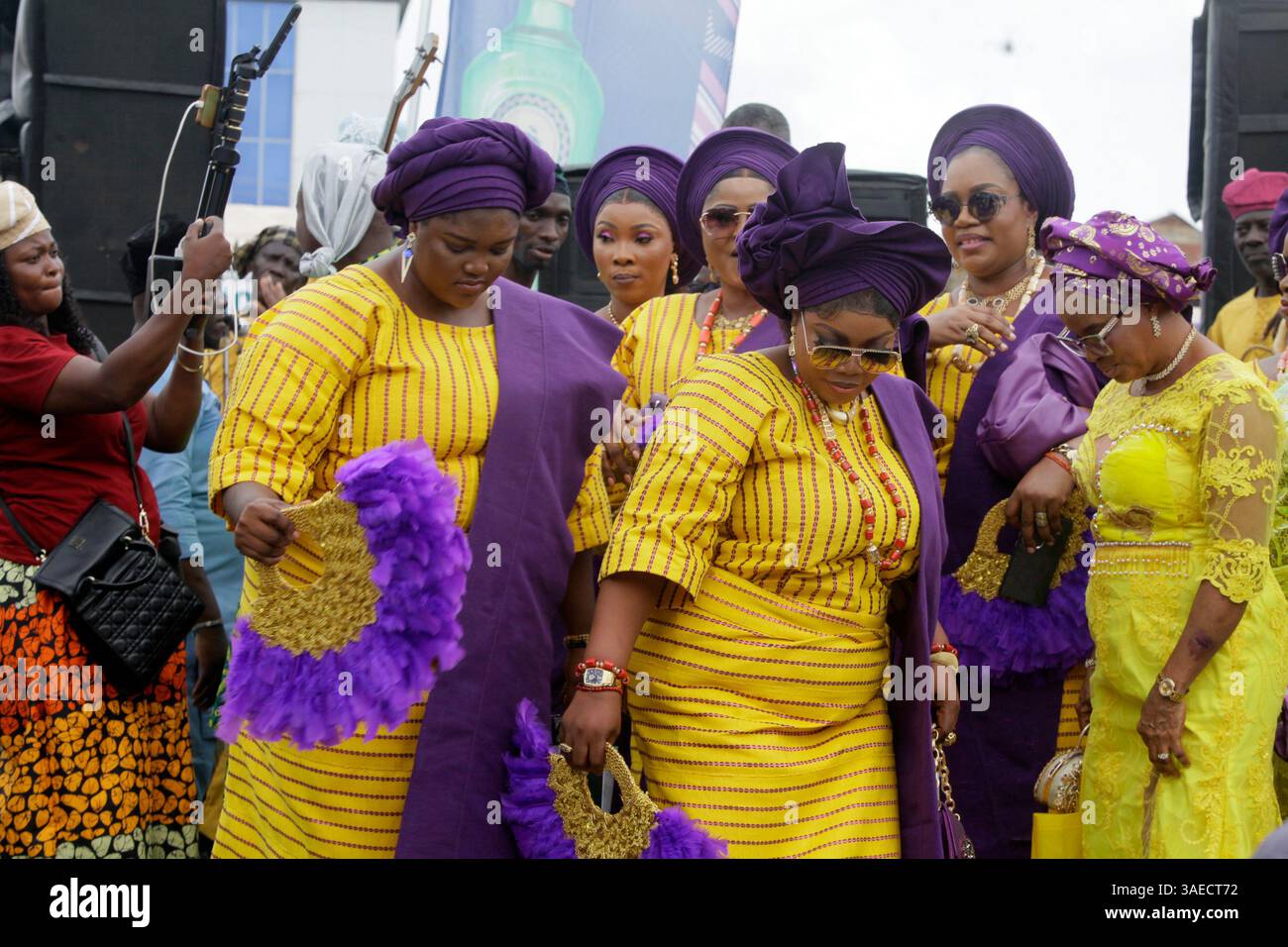 Abeokuta, Nigeria. 05th Apr, 2025. A group of women pays homage to the ...