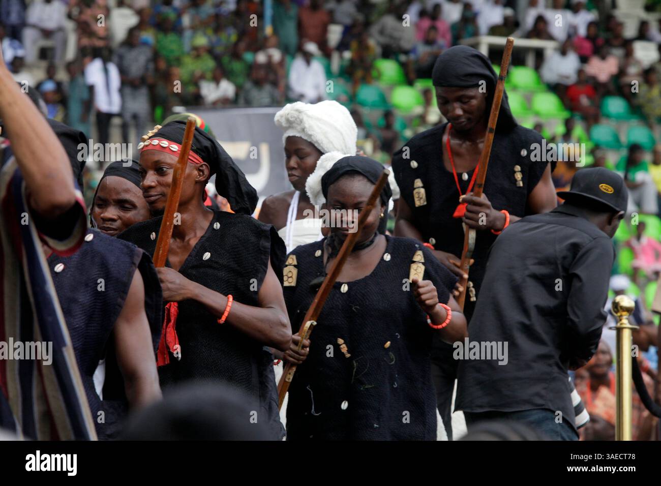 Abeokuta, Nigeria. 05th Apr, 2025. A cultural troupe displays an act of ...