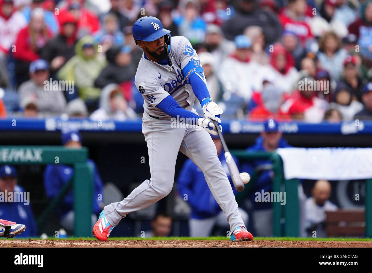 Los Angeles Dodgers' Teoscar Hernández hits a RBI-double off ...