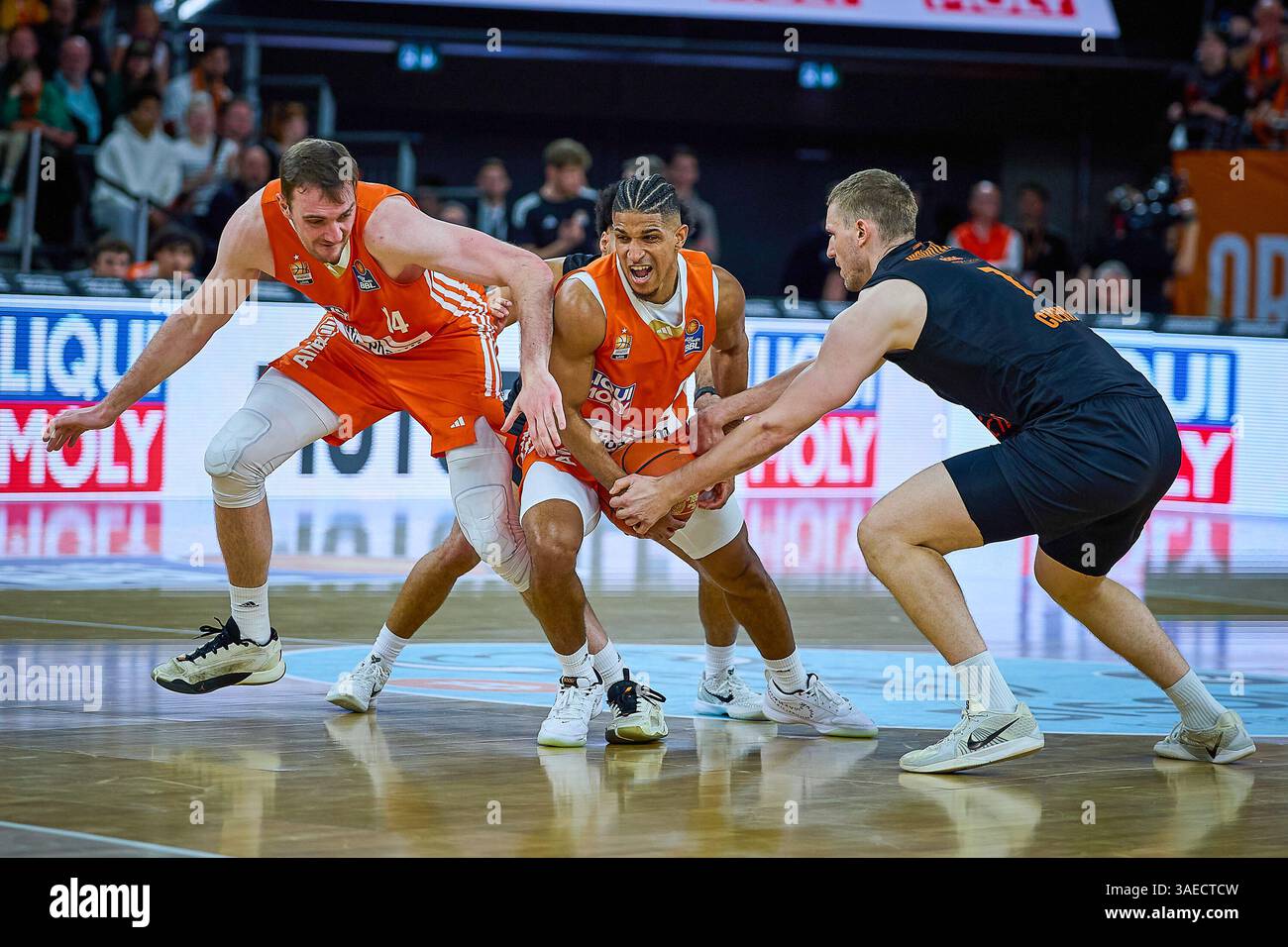 Ulm, Deutschland. 06th Apr, 2025. Karim Jallow (ratiopharm ulm, #35) und Philipp Herkenhoff ...