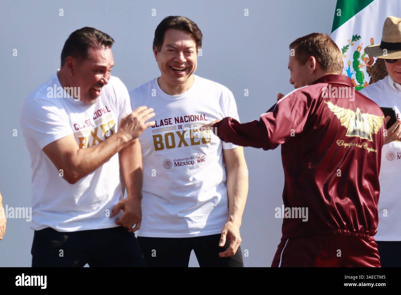 Mexico City, Ciudad de Mexico, Mexico. 6th Apr, 2025. Boxing legend ...