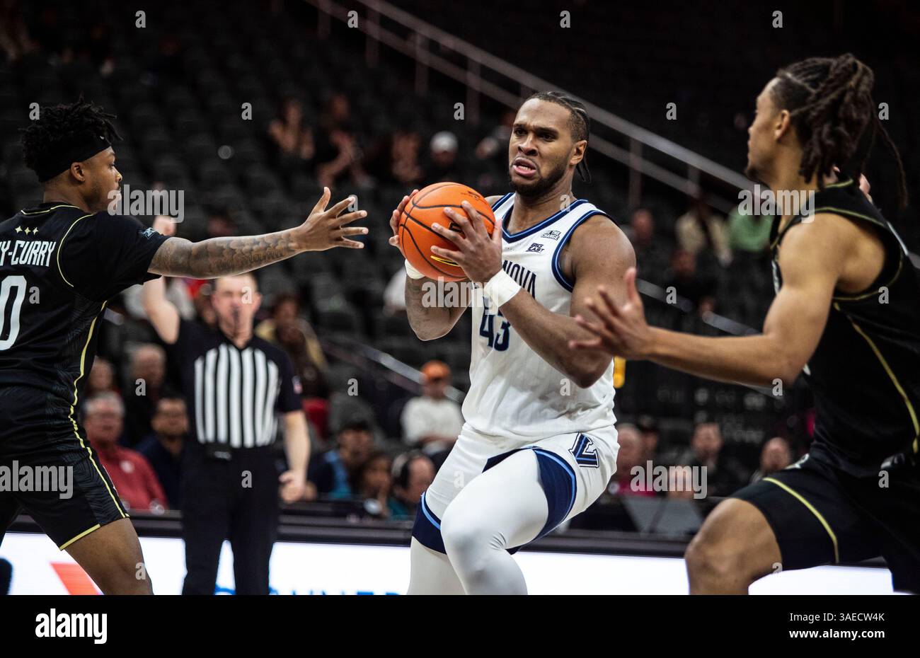 April 05 2025 Las Vegas, NV U.S.A. Villanova forward Eric Dixon (43 ...