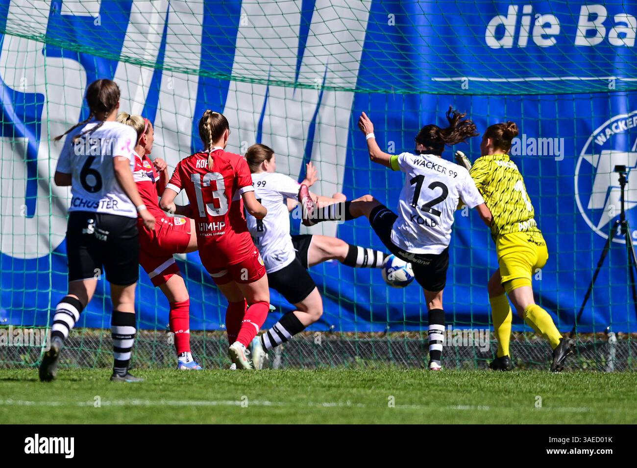 Torraumszene: v.li.: Jana Schuster (FFC Wacker, 6) Mandy Islacker ...