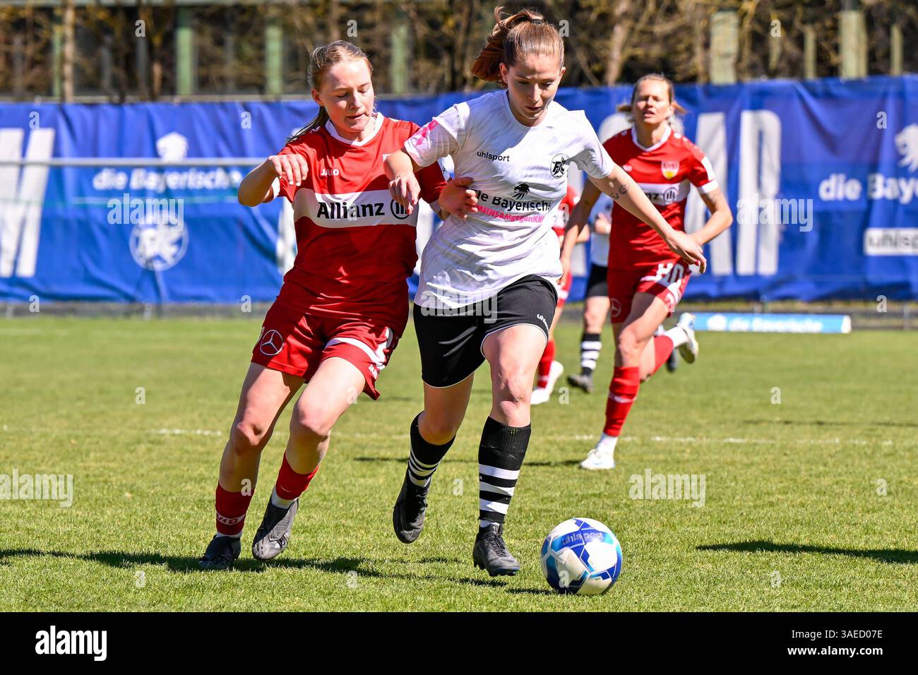 v.li.: Linette Hofmann (Stuttgart, 2) Lisa Flötzner (FFC Wacker, 13) im ...