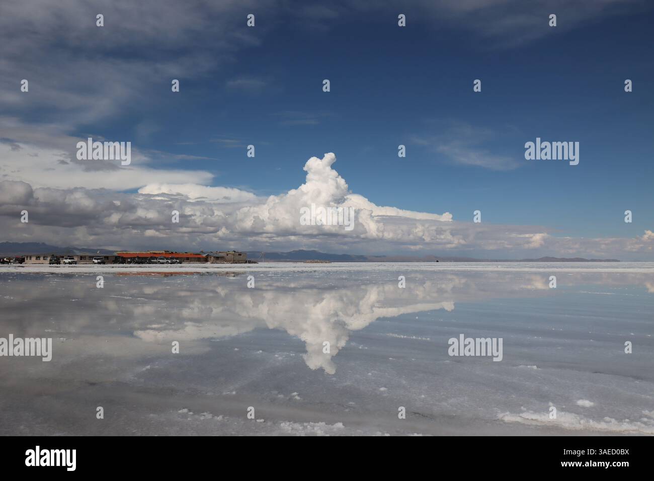 Uyuni, Uyuni, Bolivia. 5th Apr, 2025. Uyuni Salt Flat, the world's ...