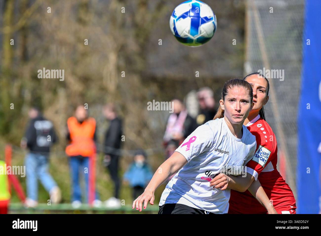v.li.: Lisa Flötzner (FFC Wacker, 13) Laureta Temaj (Stuttgart, 5) im ...
