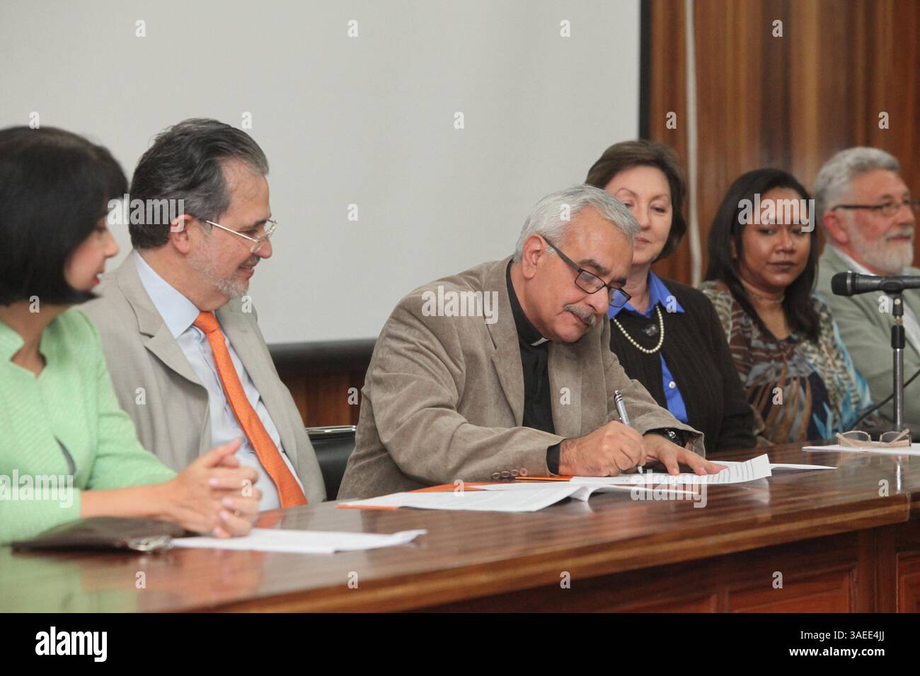 Acuerdo de sociedad hi-res stock photography and images - Alamy