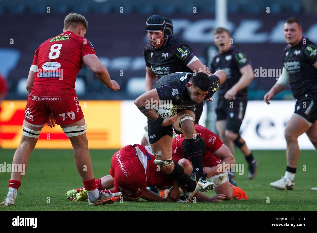 Swansea, UK. 6 April, 2025. Rhys Davies of Ospreys on the charge during ...