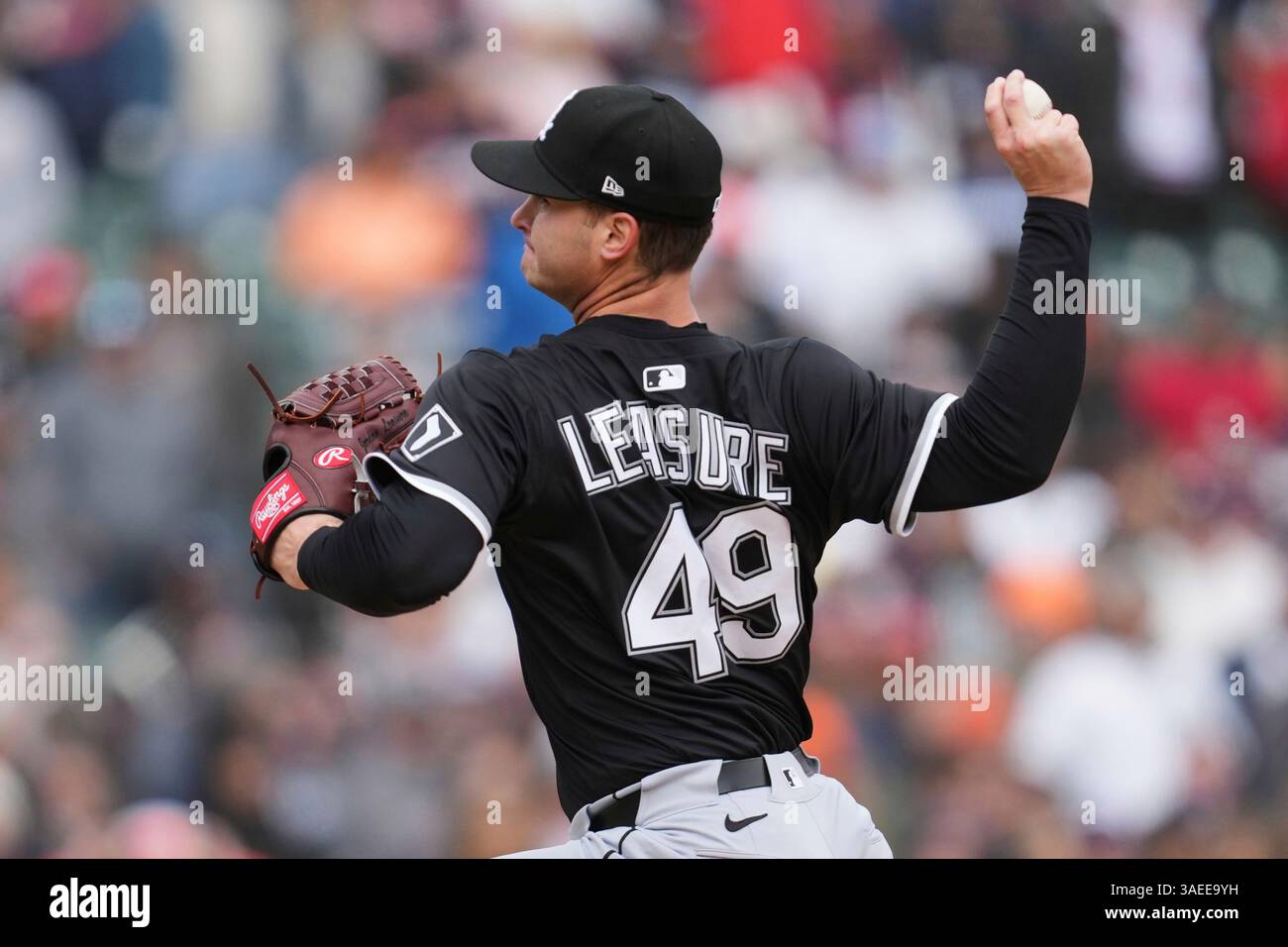 Chicago White Sox pitcher Jordan Leasure (49) throws against the ...