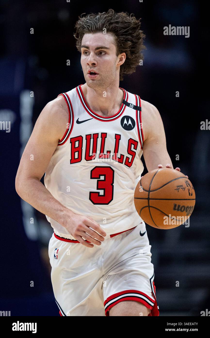 Chicago Bulls guard Josh Giddey (3) brings the ball up court against ...
