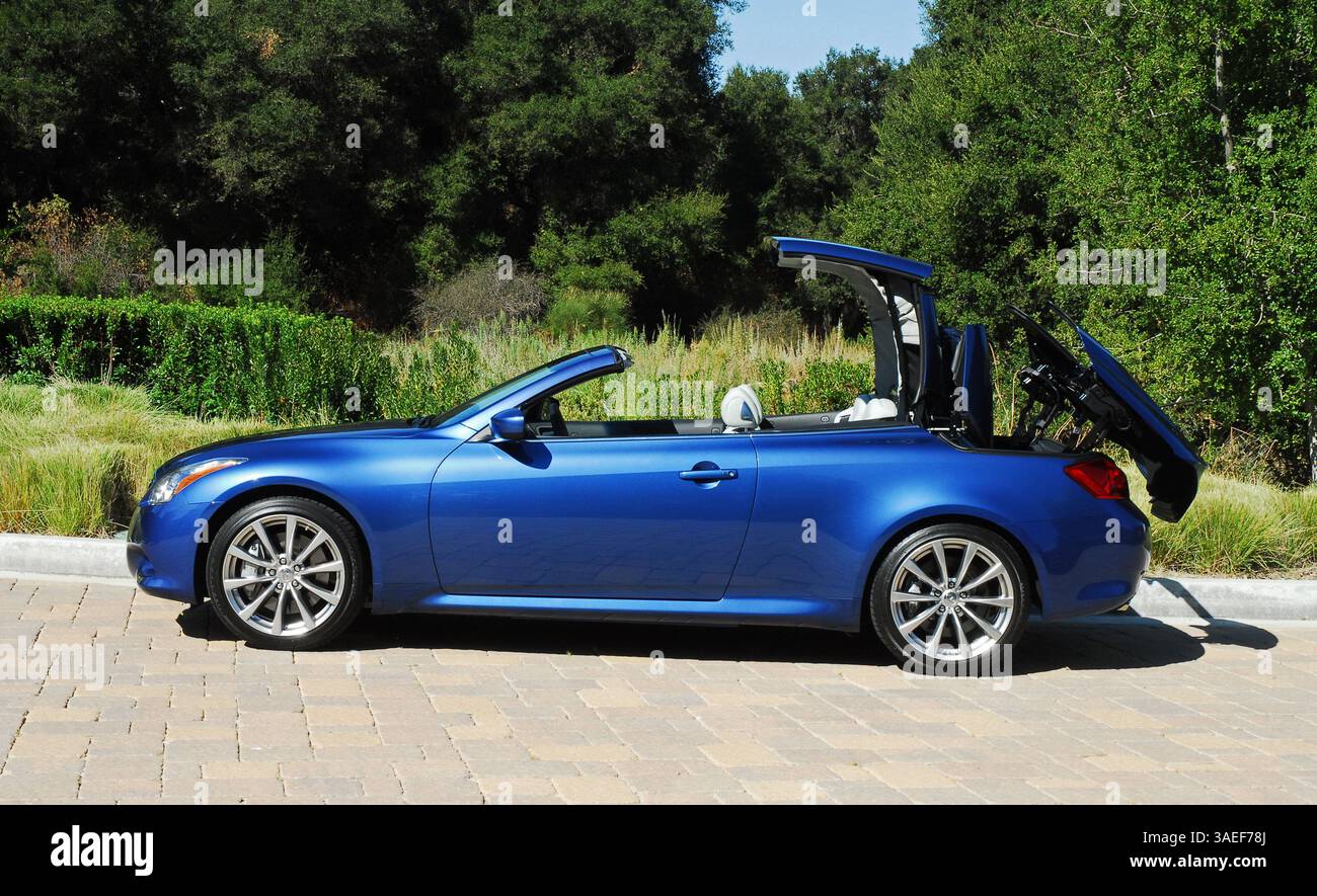Sep 28, 2009 - Los Angeles, California, USA - Vehicle in blue. The G37 ...