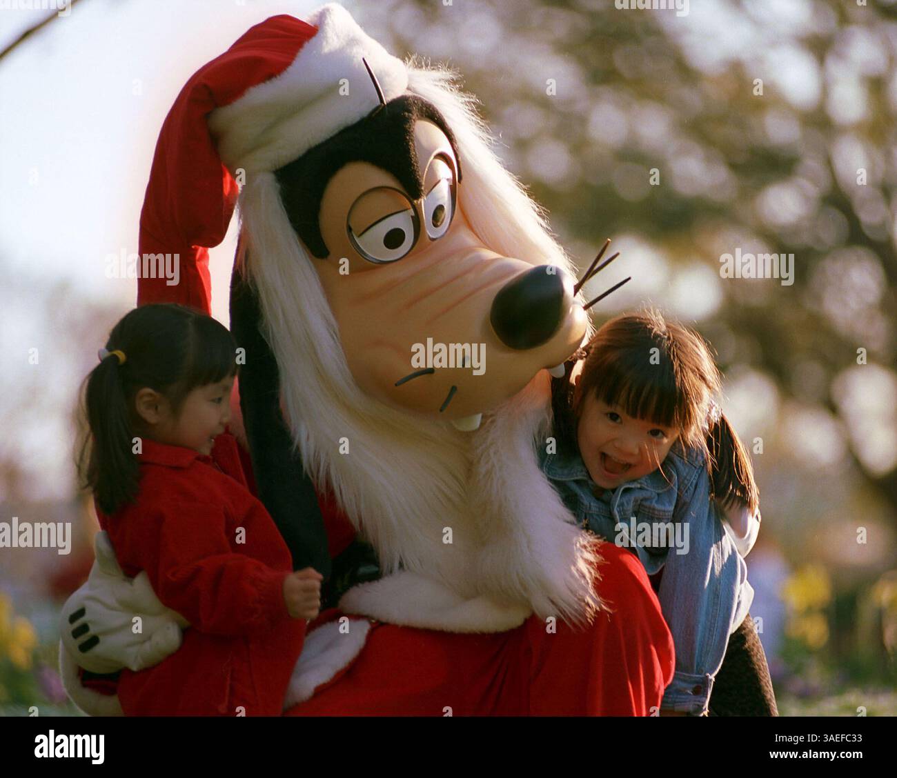 Disney santa 2002 hi-res stock photography and images - Alamy