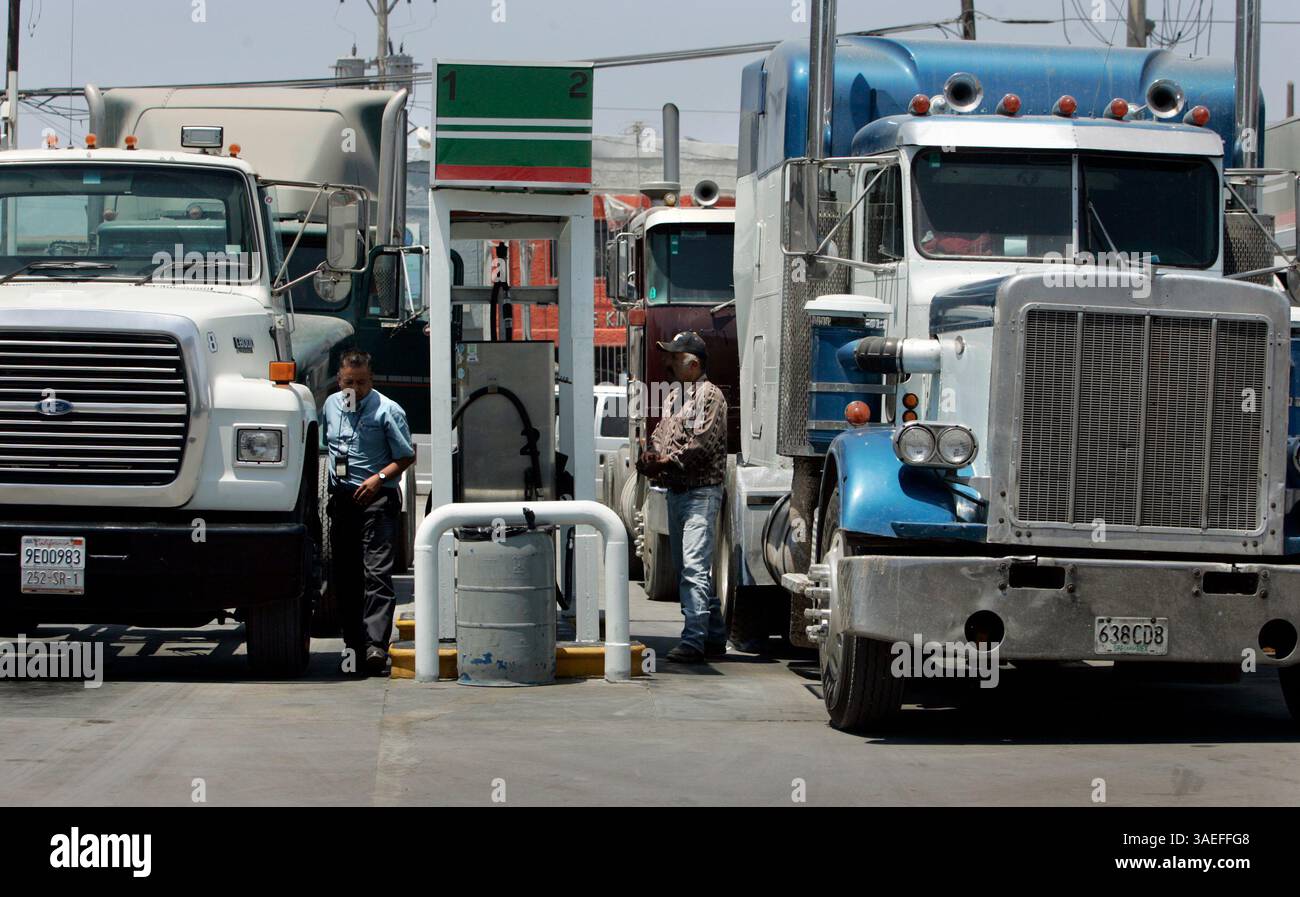 July 3, 2008, Tijuana, Baja California, Mexico. Drivers filled their tanks with the limit of 700 ...