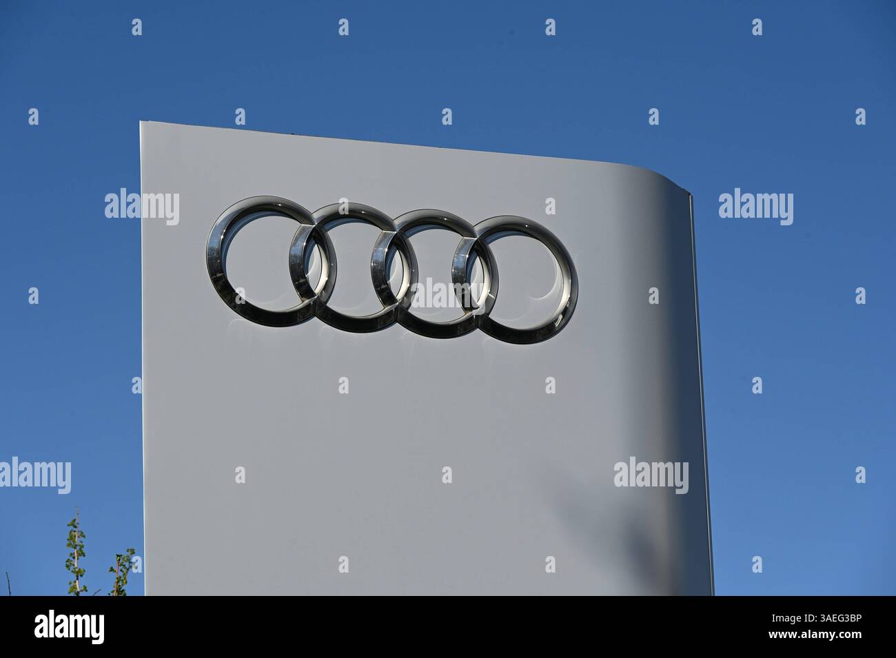 Logo Schriftzug des deutschen Autohersteller AUDI, eine Marke des VW ...
