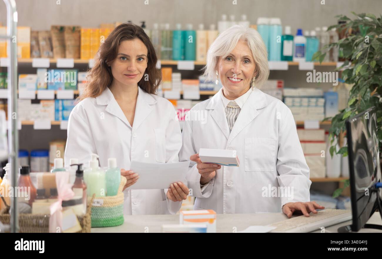 Two female pharmacists working at drug store Stock Photo - Alamy