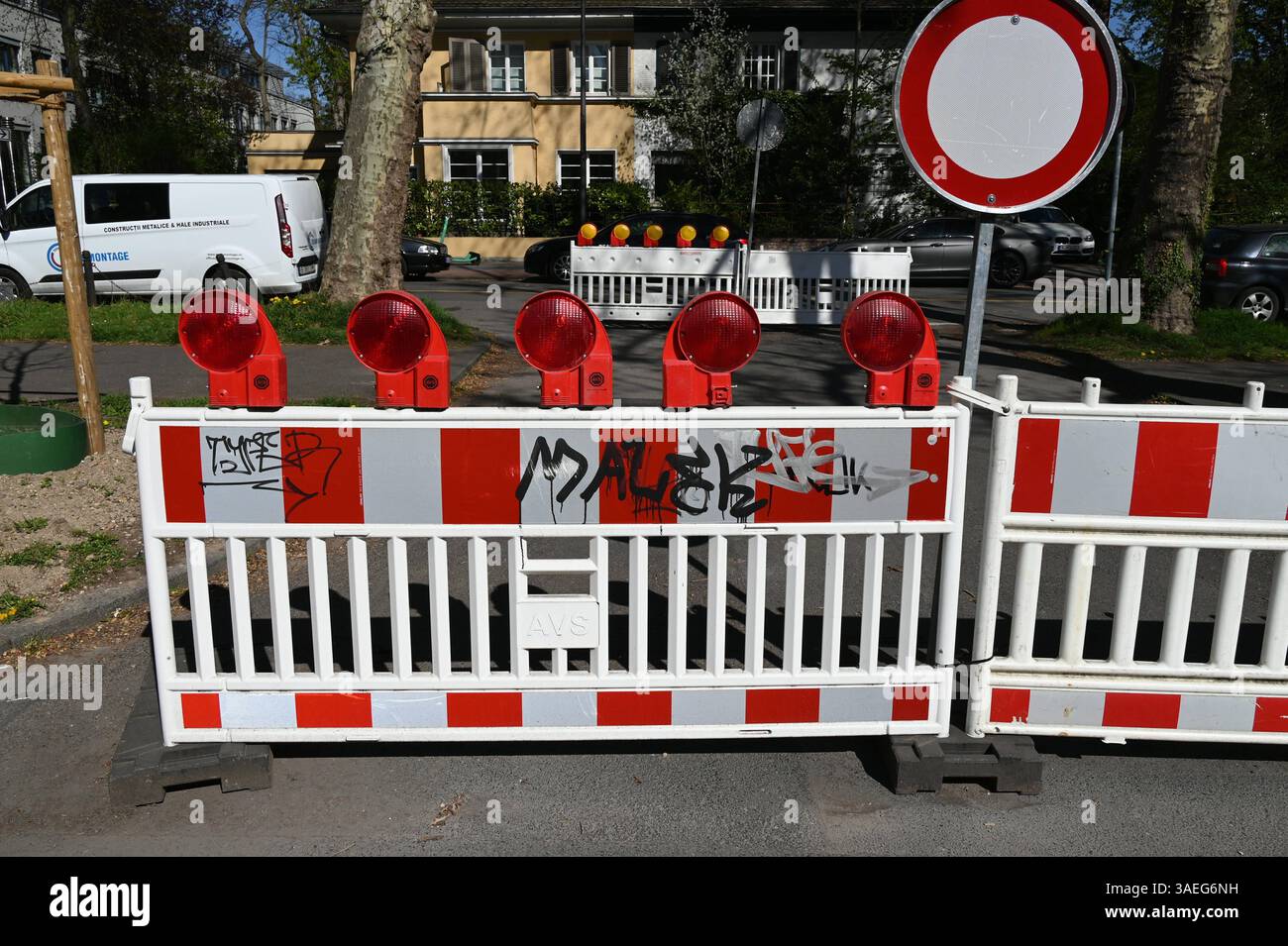 Absperrung auf einer Strasse an einer Baustelle, Schrankenzaun mit ...