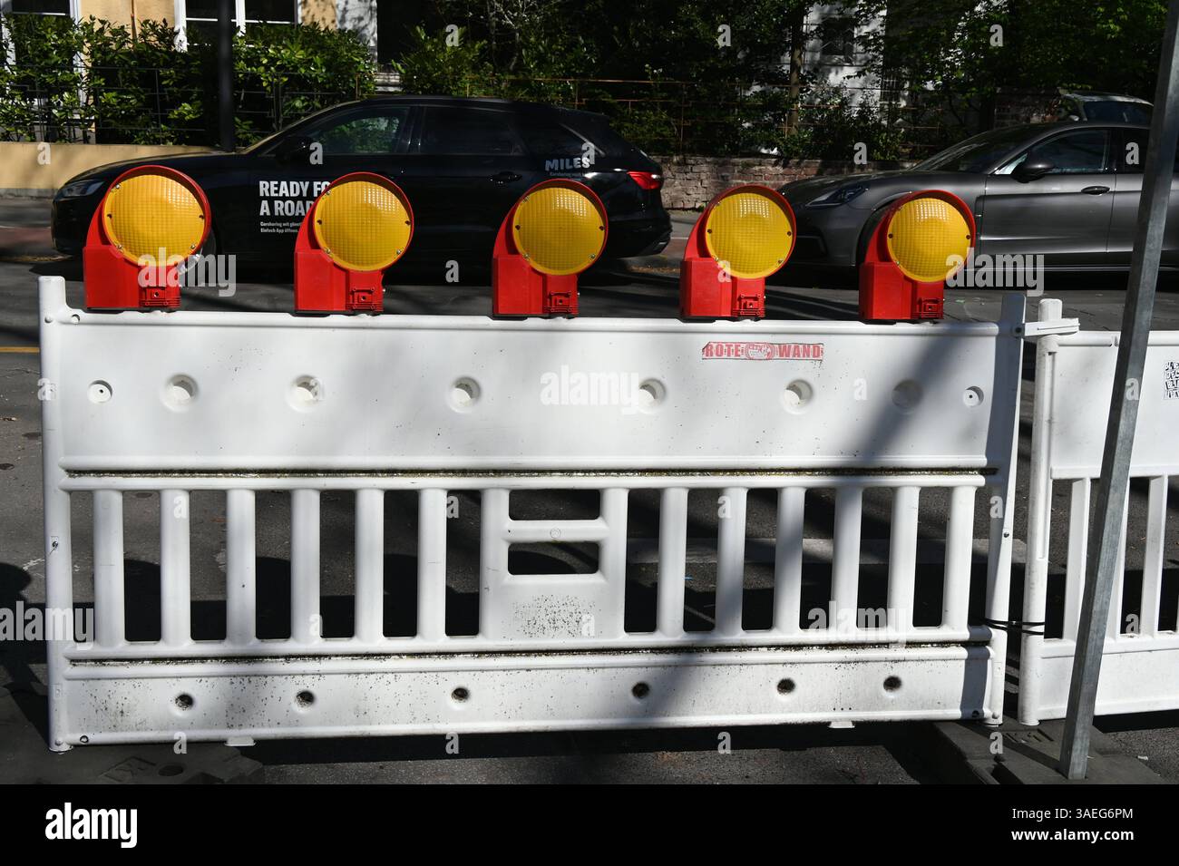 Absperrung auf einer Strasse an einer Baustelle, Schrankenzaun mit ...