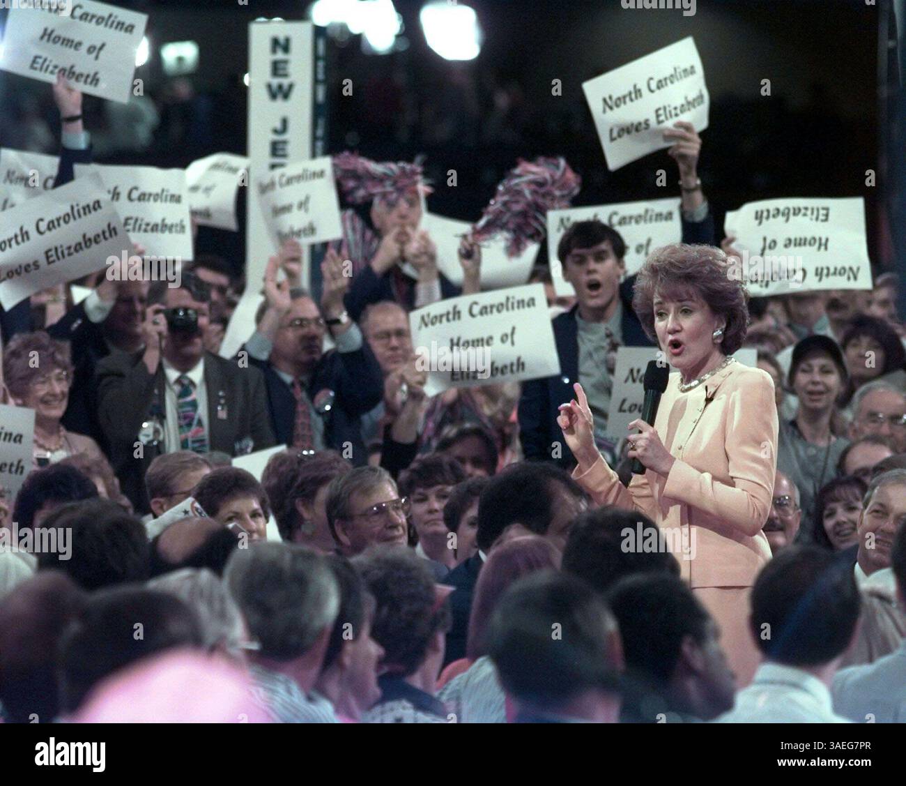 TIMES STAFF PHOTO BY ANDREW INNERARITY -- Elizabeth Dole works the ...