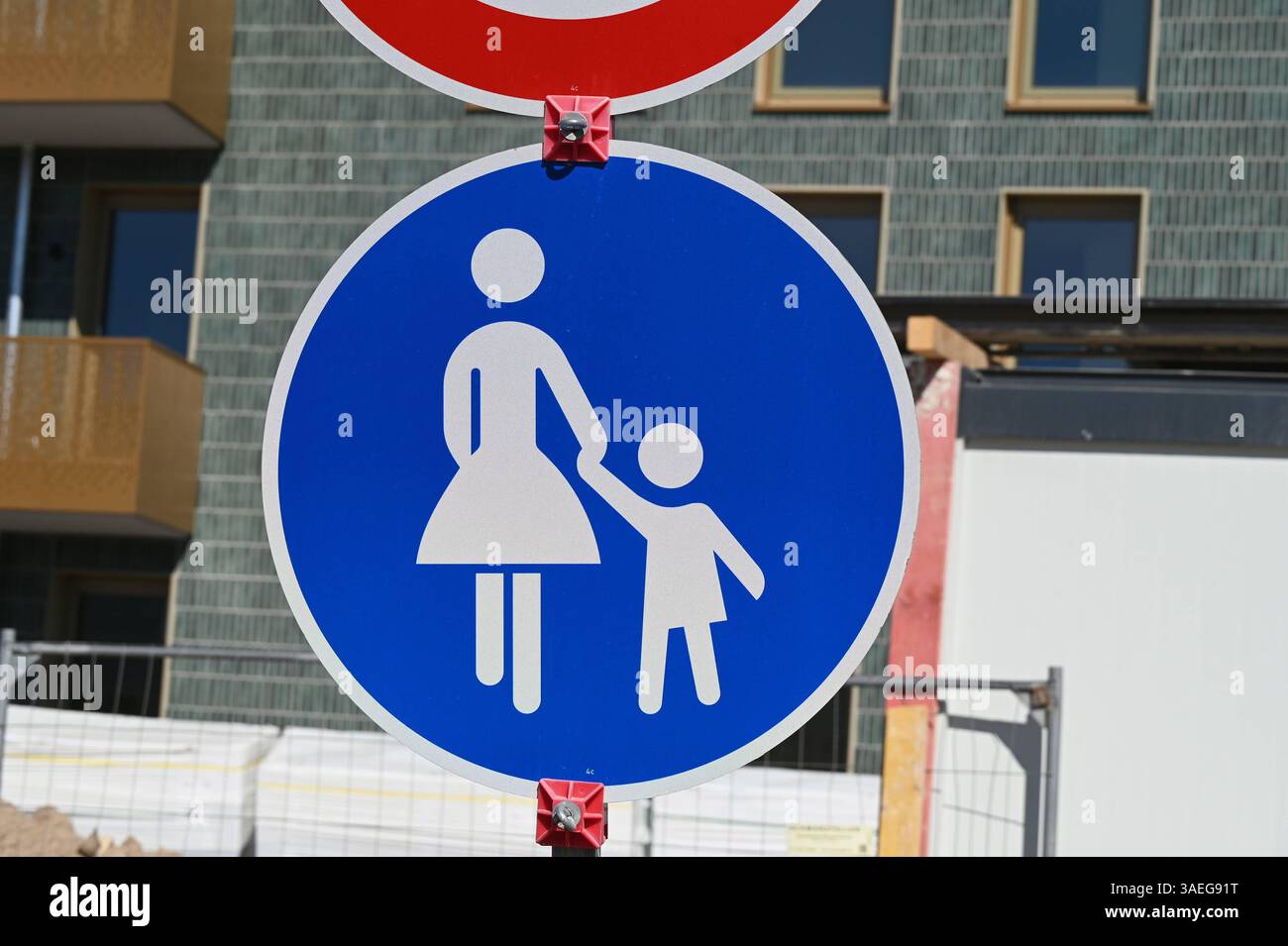 Gehweg - Verkehrsschild *** Sidewalk traffic sign Stock Photo - Alamy